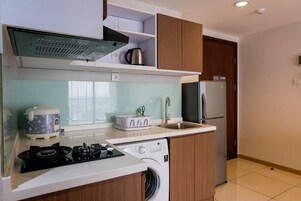 Quarto | Cozinha privada | Um frigorífico, uma placa de cozinha, uma chaleira elétrica 