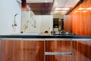 Quarto | Cozinha privada | Geladeira, cooktop, talheres/pratos/utensílios de cozinha