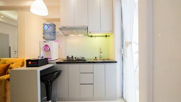 Quarto | Cozinha privada | Um frigorífico, uma placa de cozinha, utensílios de cozinha