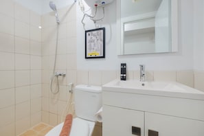 Quarto | Casa de banho | Um polibã, toalhas fornecidas