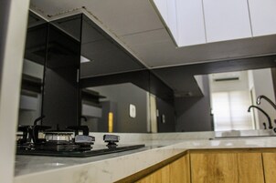 Quarto | Cozinha privada | Um frigorífico, uma placa de cozinha, utensílios de cozinha 