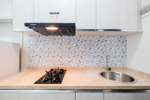 Quarto | Cozinha privada | Um frigorífico, uma placa de cozinha, utensílios de cozinha