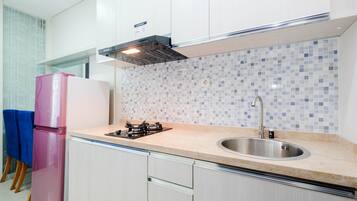 Quarto | Cozinha privada | Um frigorífico, uma placa de cozinha, utensílios de cozinha