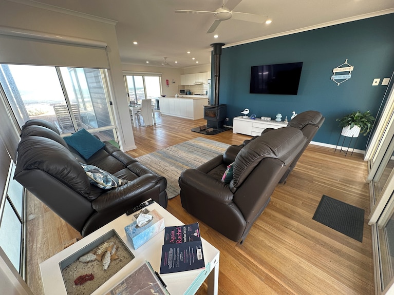 Beached - Step Off The Deck And Onto The Sand - 3br Beachfront Beauty - Wallaroo