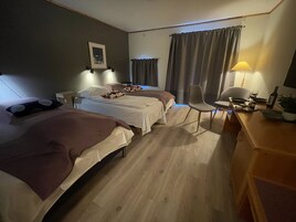 Quarto triplo básico | Wi-Fi de cortesia, roupa de cama