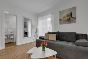 Apartamento conforto | Área de estar | Smart TV 110 cm com canais via satélite, TV