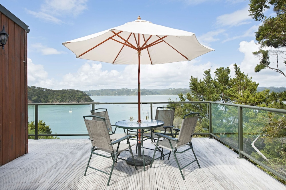 Tranquil Waterfront Escape With Gorgeous Views & A Touch Of History - Russell