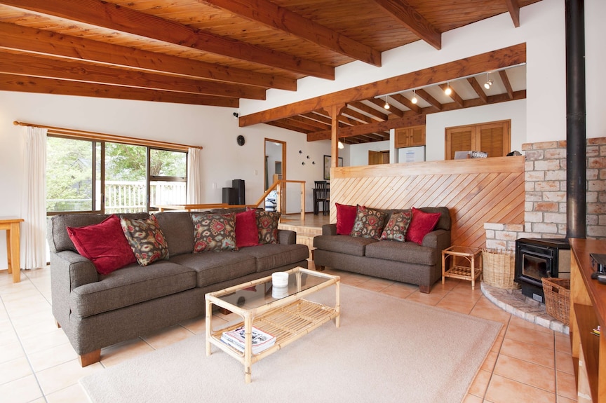 Tranquil Waterfront Escape With Gorgeous Views & A Touch Of History - Northland