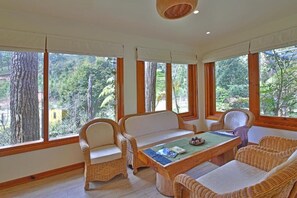 Villa (Cherry Blossom Cottage) | Sala de estar | TV de ecrã plano 
