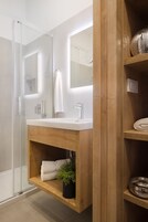 Chuveiro, produtos de toalete grátis, secador de cabelo, bidê