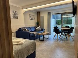 Premium Studio with Terrace (Apt.2) | Roupa de alta qualidade, camas de colchão pillowtop 