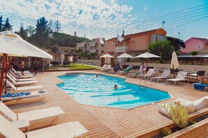 Piscina externa sazonal, guarda-sóis, espreguiçadeiras