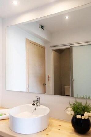 Chuveiro, produtos de toalete grátis, secador de cabelo 