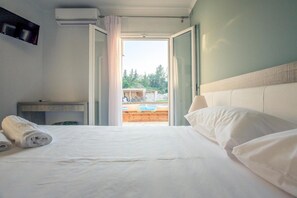 2 quartos, cofres nos quartos, escrivaninha, cortinas blackout