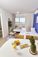 Apartamento, 1 quarto, sacada, vista para o mar | Área de estar | TV de tela plana