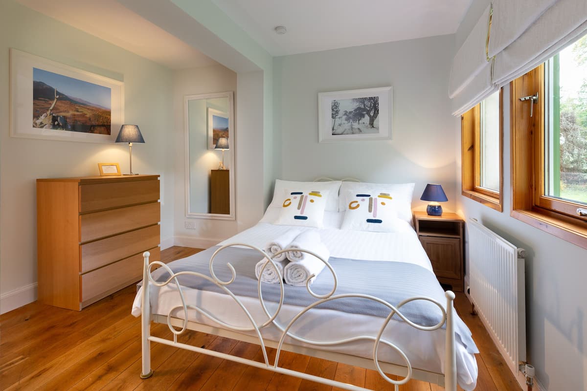 Quarto casal, banheiro compartilhado, no piso térreo | Wi-Fi de cortesia, roupa de cama