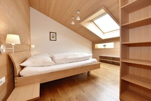 Apartamento (Sonnenblume) | Espaço de trabalho para notebook, cortinas blackout