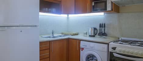 Apartamento Panorâmico, varanda, vista para a colina | Cozinha privada | Um frigorífico/congelador grande, um micro-ondas, uma placa de cozinha