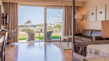 Premium Suite with Garden View | Edredões de penas, minibar, cofre com capacidade para portátil