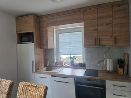 Apartamento Clássico (Apartment) | Cozinha privada | Um frigorífico 