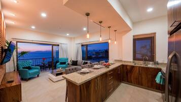 Condo 2BR | Cozinha privada | Um frigorífico, um micro-ondas, um forno, uma chaleira elétrica