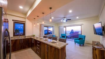 Condo 2BR | Cozinha privada | Um frigorífico, um micro-ondas, um forno, uma chaleira elétrica