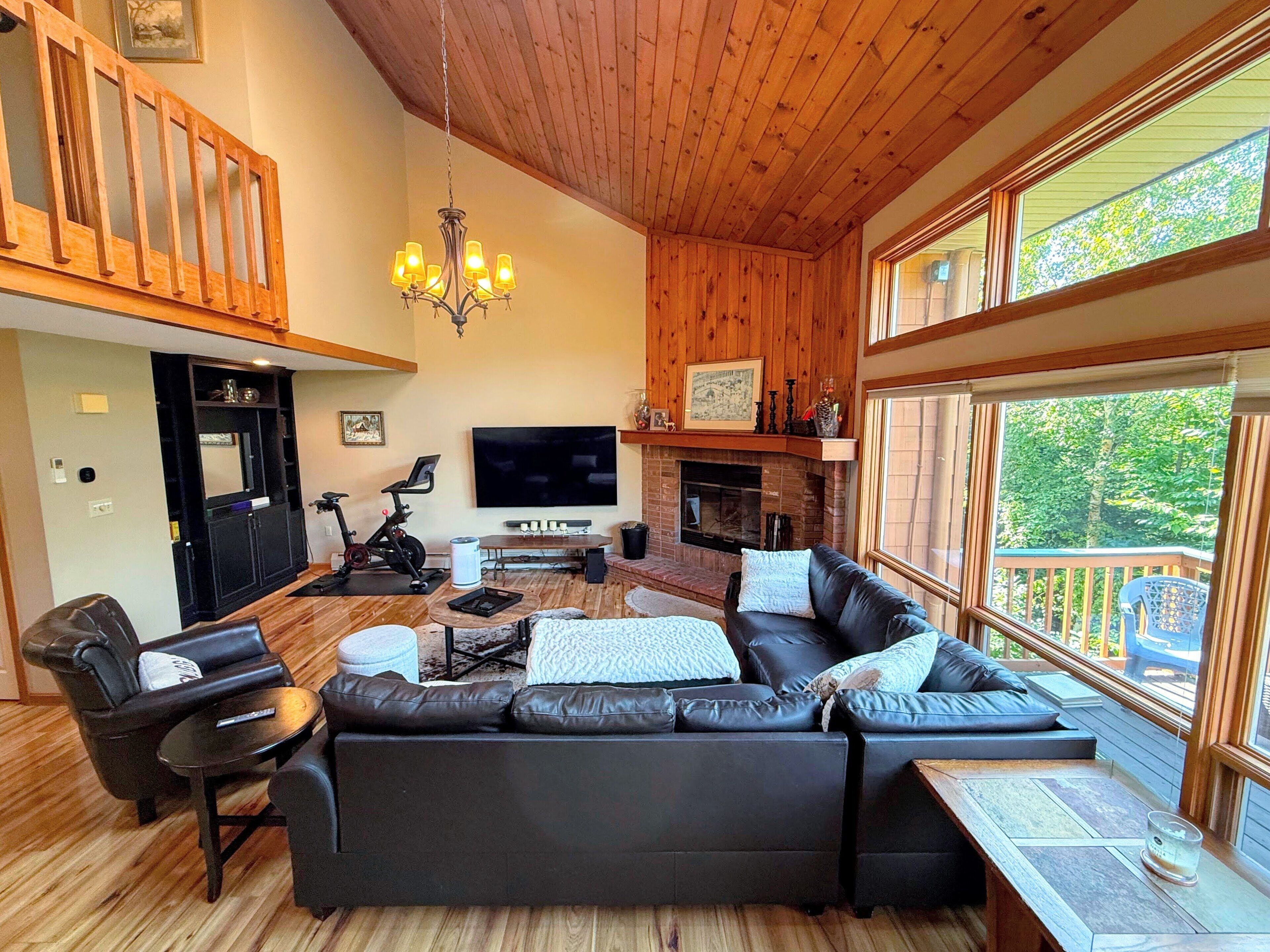 W9 Renovated Bretton Woods Condo With Great Ski Slope Views, A/c Fireplace, 1 Minute From Skiing! - Bretton Woods, NH