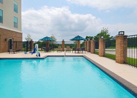 Piscina externa, funciona das 6h às 22h, guarda-sóis, espreguiçadeiras