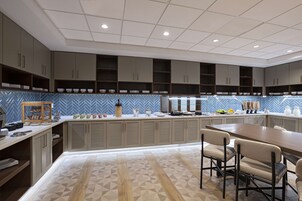 Café da manhã com buffet grátis todos os dias