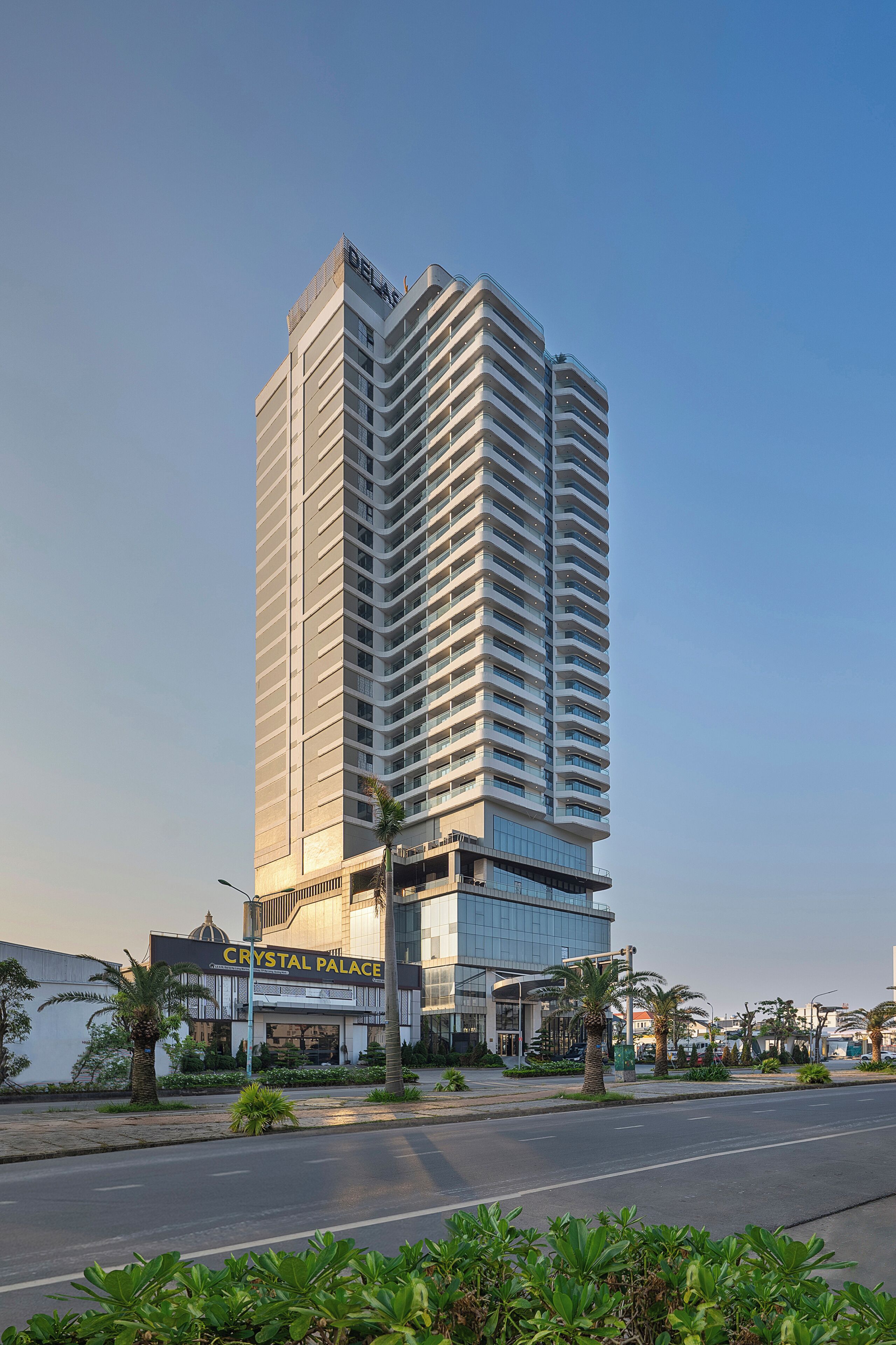 Um hotel alto e moderno com uma placa grande de 