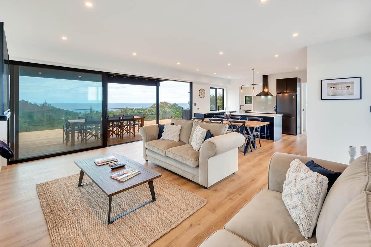 Seacoast Sanctuary - Stunning Holiday Home With Great Views In Premium Location - Mangawhai