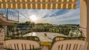 Apartamento, 2 quartos, varanda, vista para o mar | Varanda