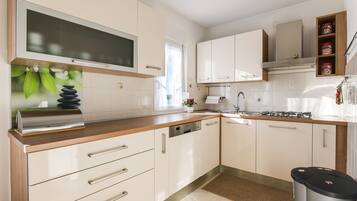 Apartamento Comfort, 1 quarto, vista para o mar | Cozinha privada | Um frigorífico, uma placa de cozinha, uma cafeteira/bule