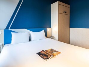 Quarto Standard, várias camas | Secretária, cortinas/cortinados opacos, Wi-fi grátis 