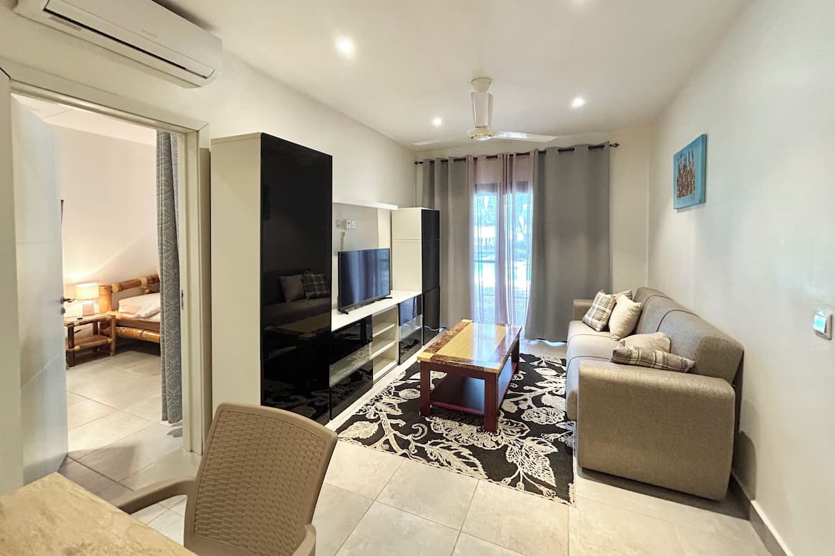 Comfort Apartment, 1 Bedroom, Terrace, Pool View (D2) | 1 quarto, com decoração personalizada, com mobília individualizada