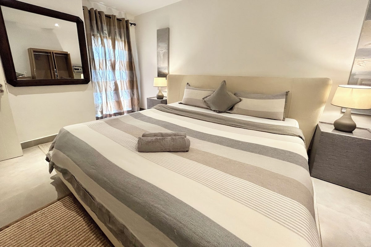 Comfort Apartment, 2 Bedrooms, Patio, Garden View (E6) | 1 quarto, com decoração personalizada, com mobília individualizada