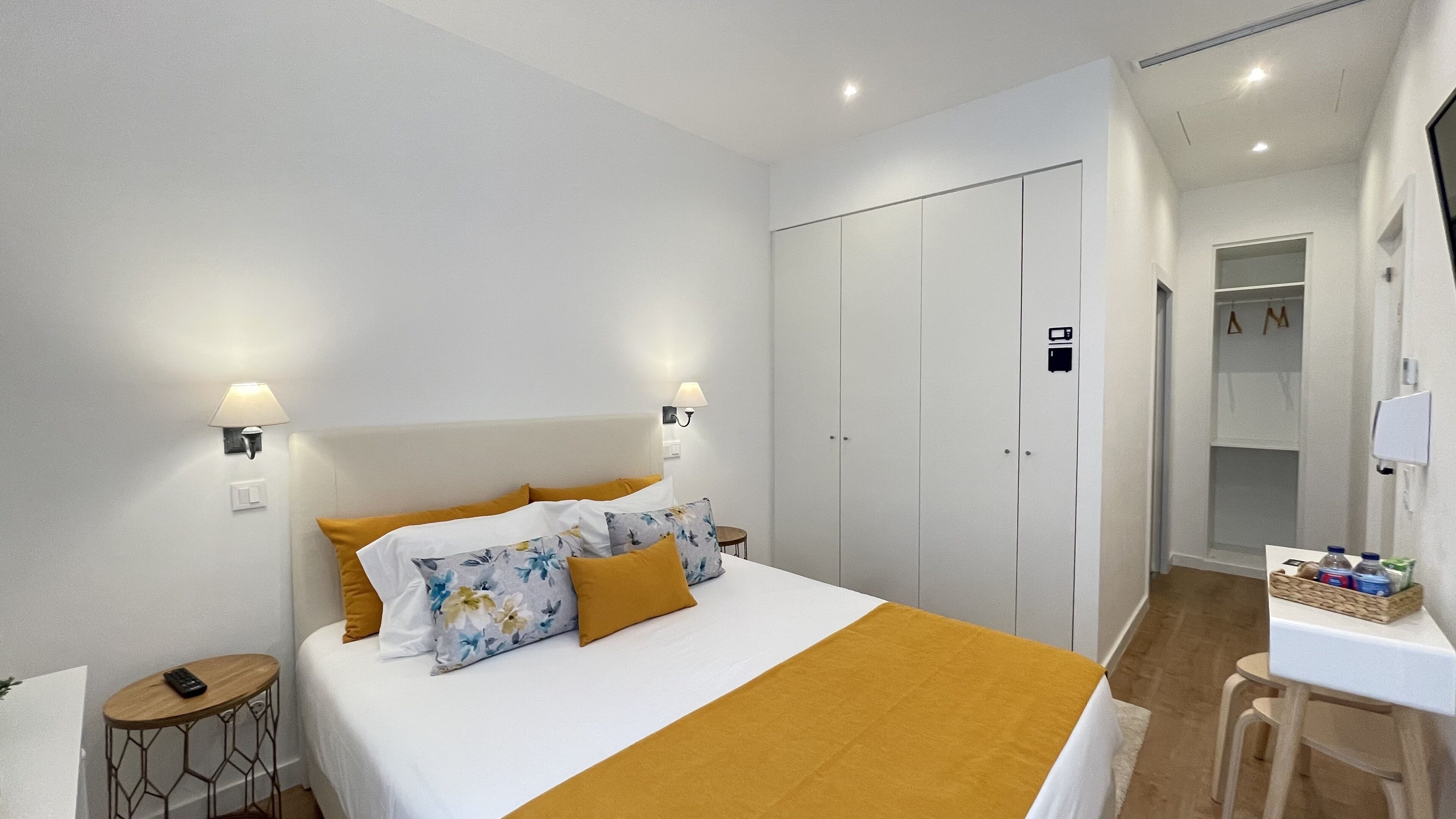 Budjet Double Room | Com mobília individualizada, secretária 