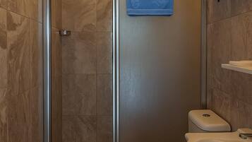 Um polibã, toalhas fornecidas, sabão, champô