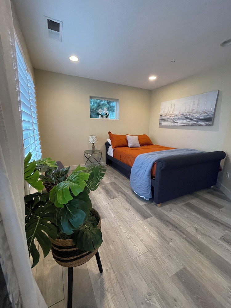 "Beautiful Views" 5 Bed/3.5 Bath Sparks/reno Lake Home - Sleeps 20 - Circus Circus Reno