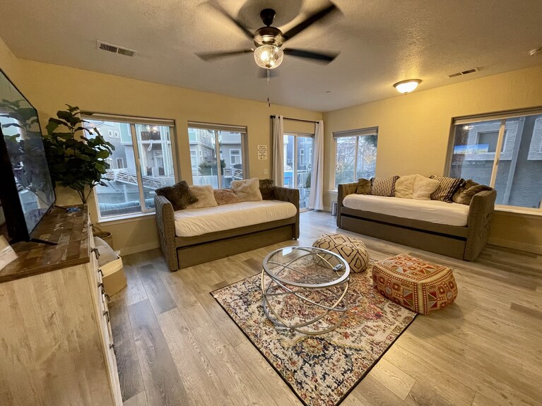 "Beautiful Views" 5 Bed/3.5 Bath Sparks/reno Lake Home - Sleeps 20 - Reno