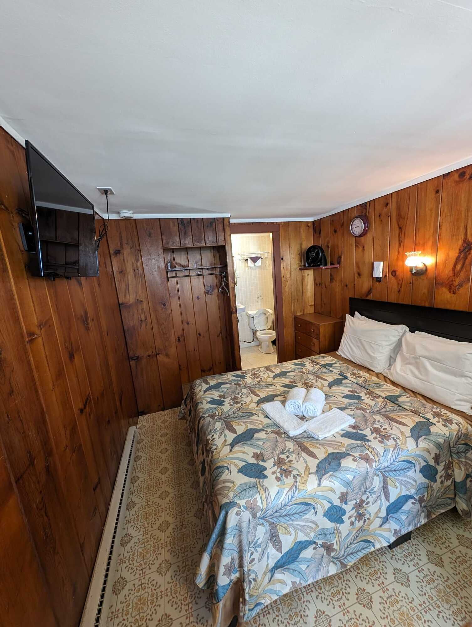 Peaceful Getaway At The Catfish Saturday Cottage Located At The Oceana Cottages - Truro