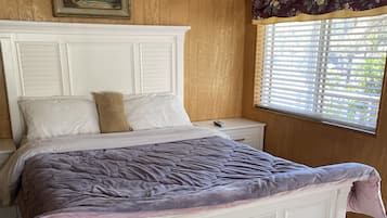 Cabine, 1 cama king-size, frigorífico e micro-ondas, vista para a montanha | Wi-fi grátis, roupa de cama fornecida