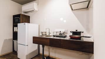 Quarto Tradicional | Cozinha privada | Um frigorífico, um micro-ondas, uma placa de cozinha