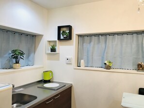 Um frigorífico, um micro-ondas, uma placa de cozinha 