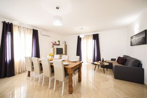 Villa, 3 quartos, fumadores, piscina privativa | Refeições no quarto