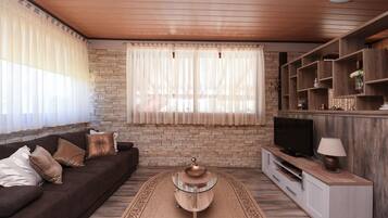 Vila, 3 quartos, piscina particular, vista para a piscina | Sala de estar | Lareira