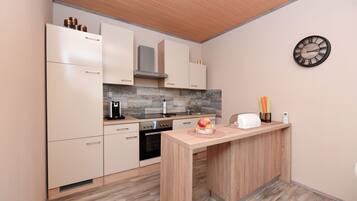 Vila, 3 quartos, piscina particular, vista para a piscina | Cozinha privada | Micro-ondas, lava-louças, cafeteira/chaleira