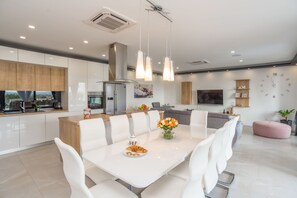 Villa, 4 quartos, acessível, fumadores | Cozinha privada | Um micro-ondas, uma máquina de lavar louça, uma cafeteira/bule