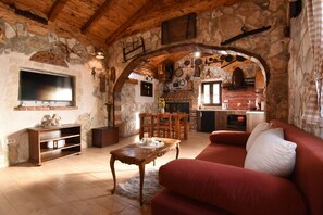 Vila, 2 quartos, piscina particular, vista para a piscina | Sala de estar | Lareira