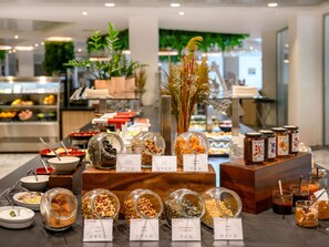 Pequeno-almoço mediante uma taxa 